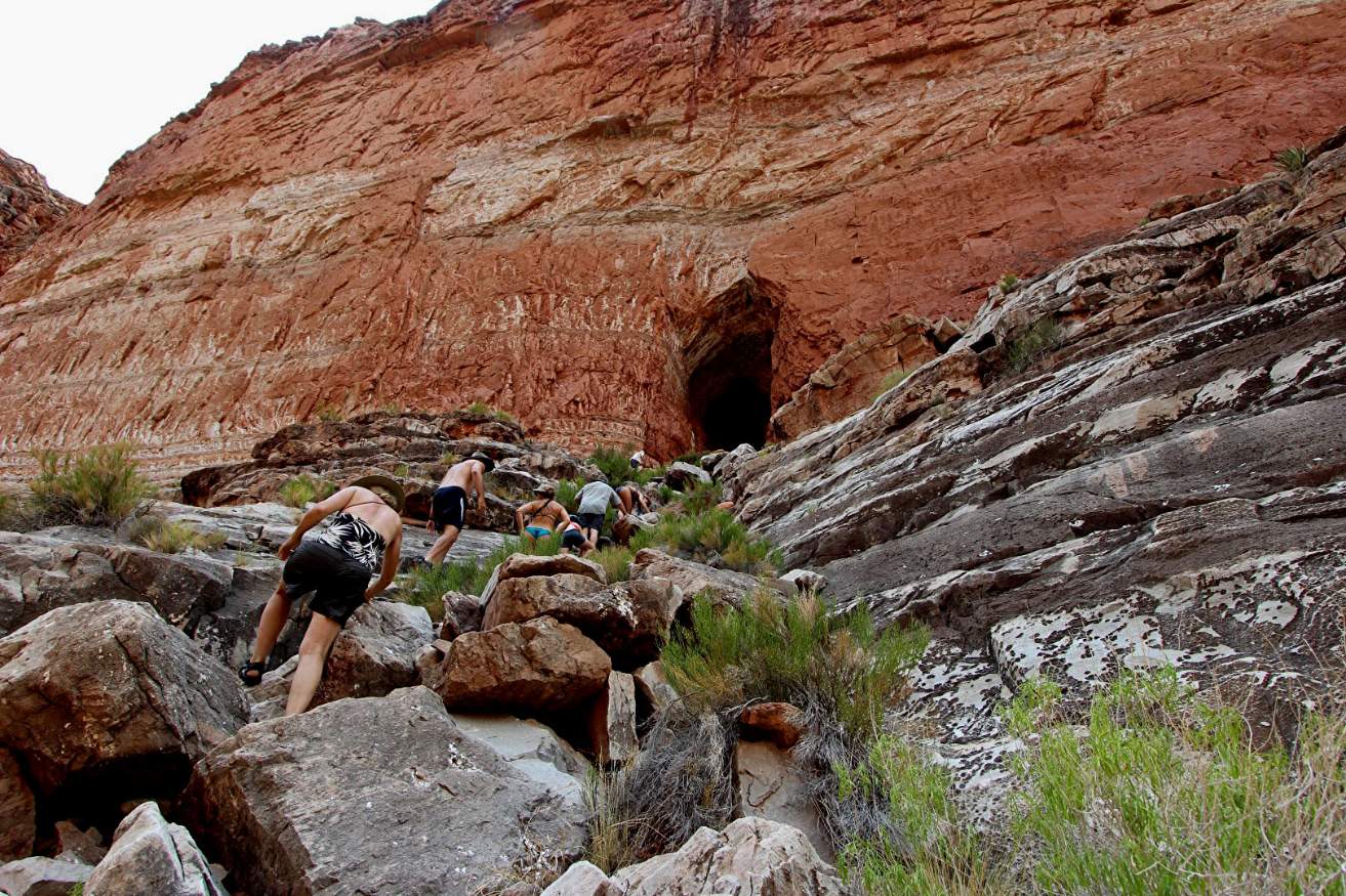 Solve Going down the Road jigsaw puzzle online with 24 pieces