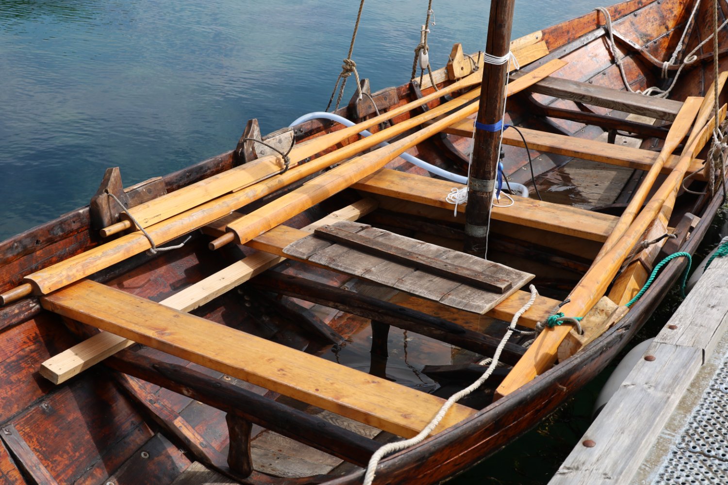 Solve Viking boat? 4 jigsaw puzzle online with 35 pieces