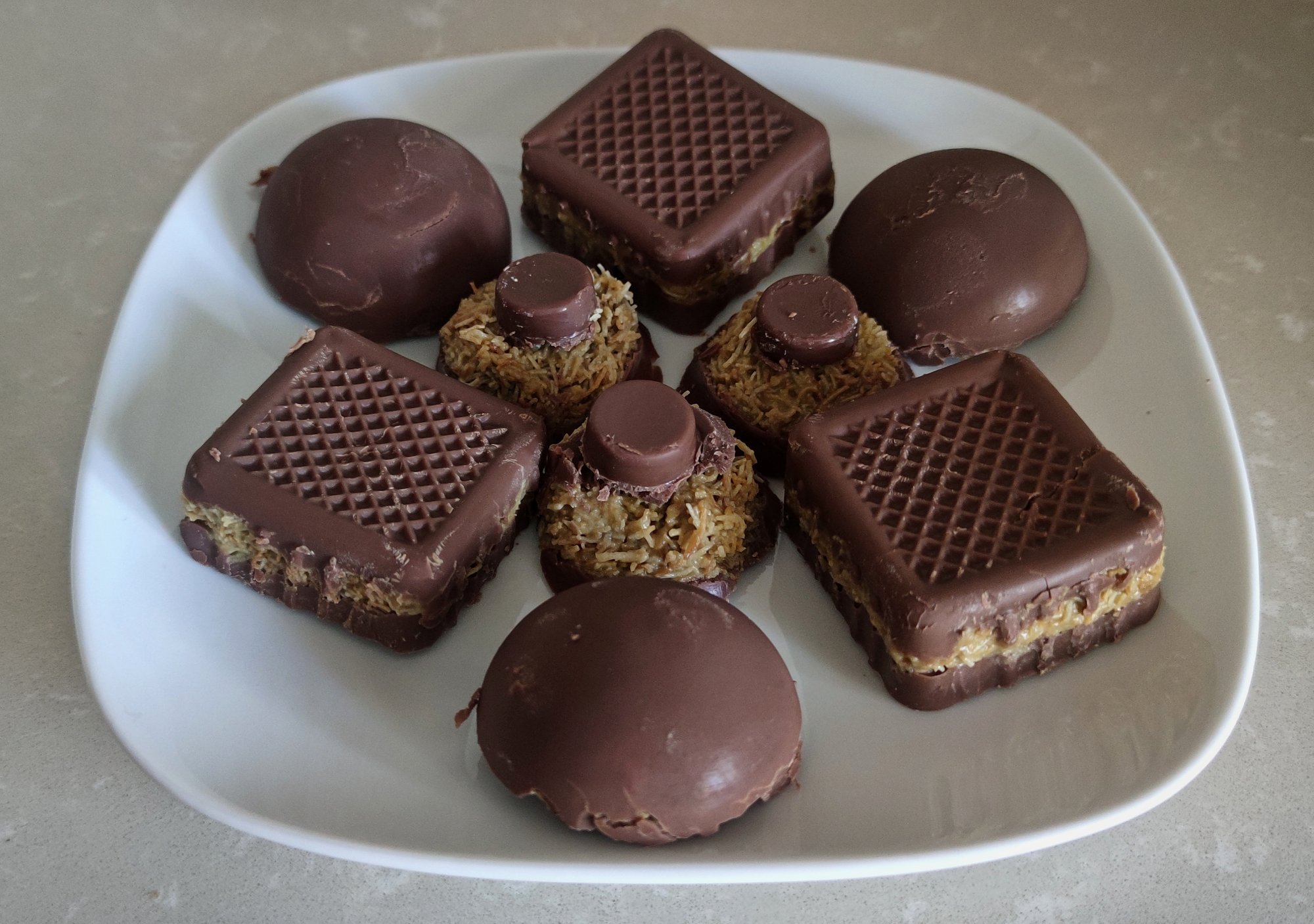 Solve Mini Dubai Chocolate Treats jigsaw puzzle online with 96 pieces