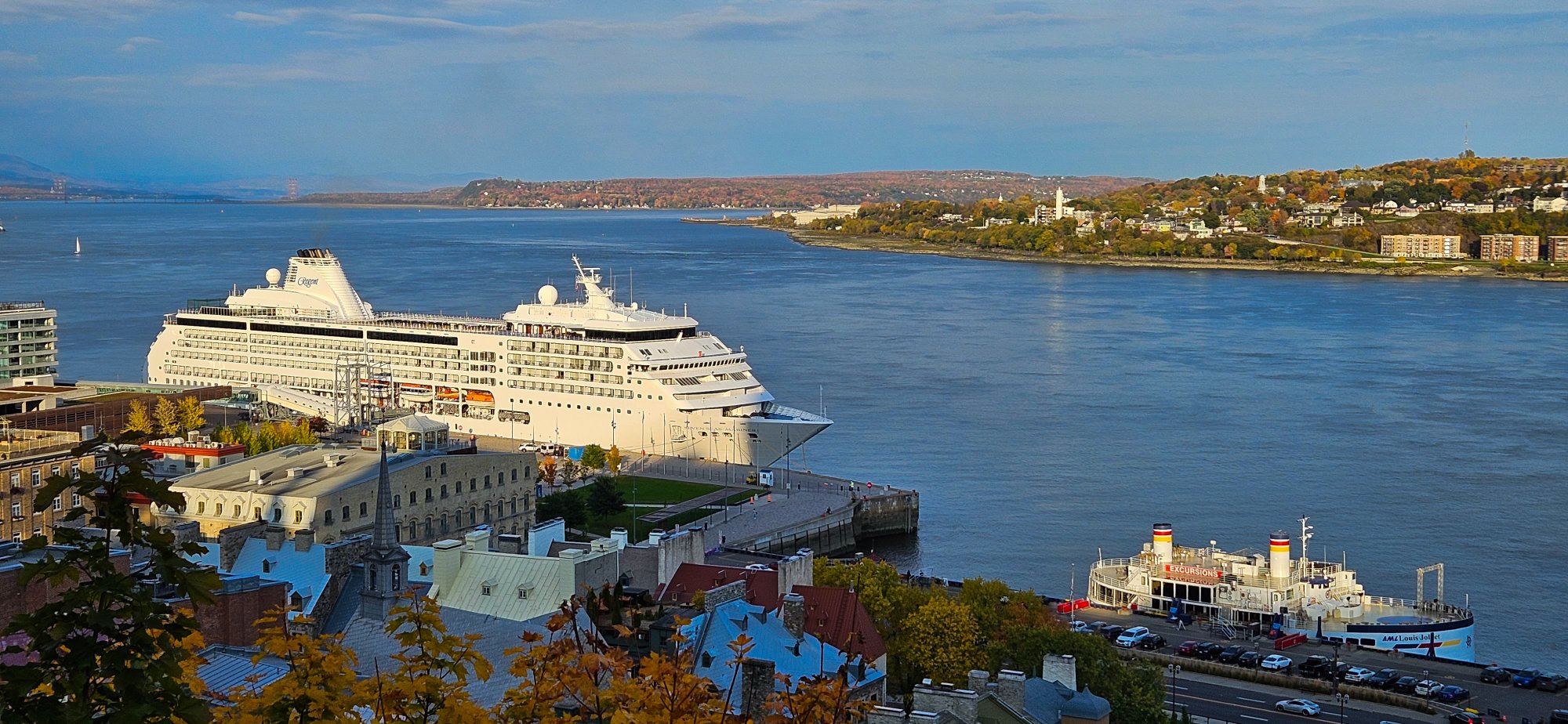 Solve A cruise ship in Quebec City/Bateau de croisière à Québec jigsaw ...