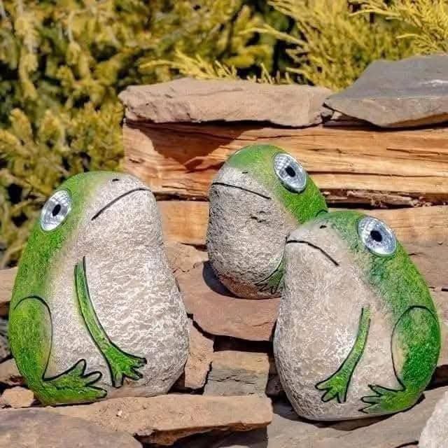 Solve Three stone frogs jigsaw puzzle online with 16 pieces
