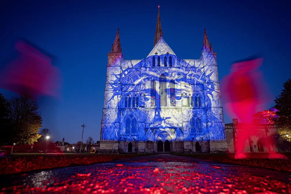 Solve Salisbury Cathedral jigsaw puzzle online with 24 pieces