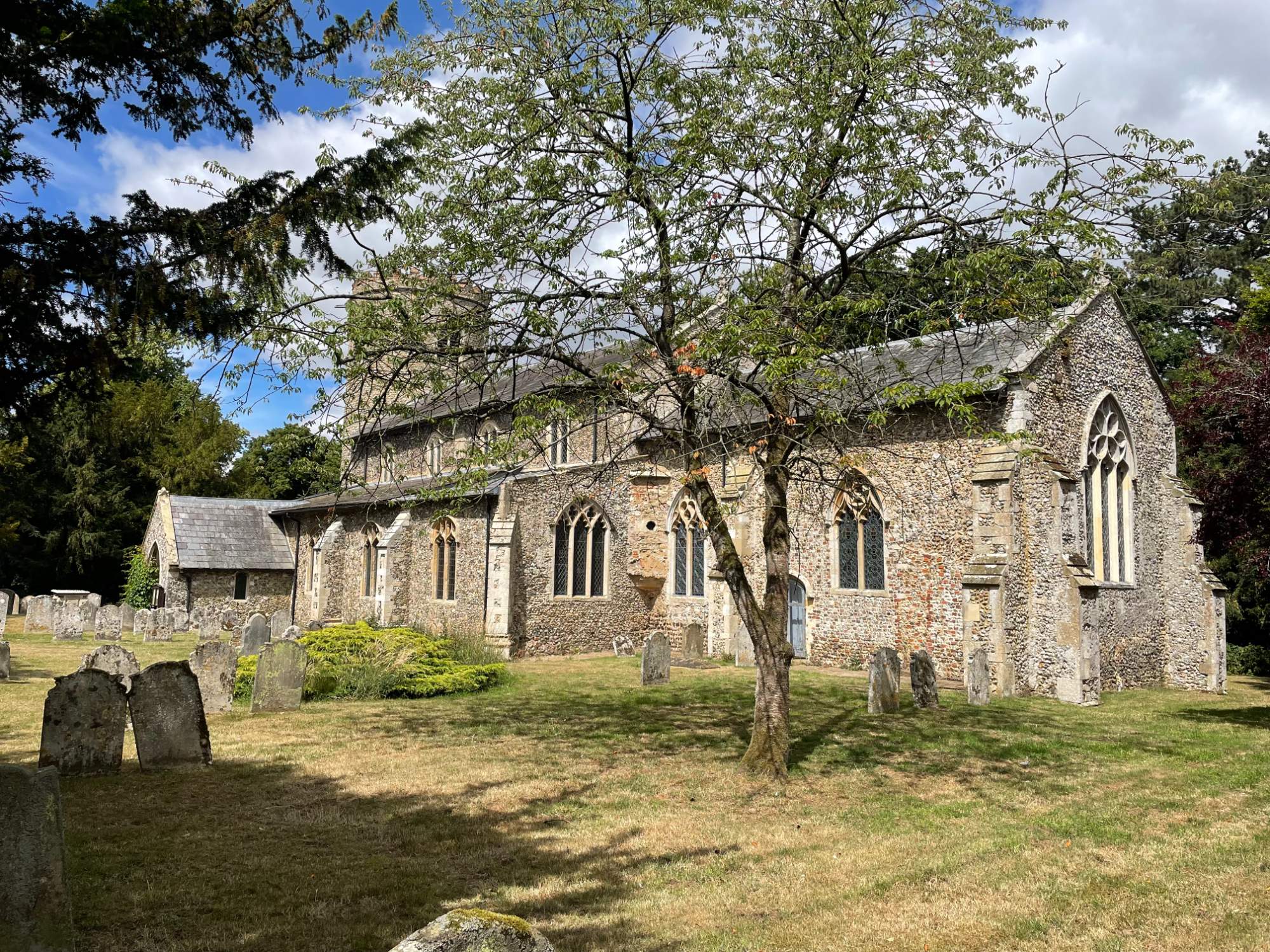 Solve Yaxham Church jigsaw puzzle online with 266 pieces