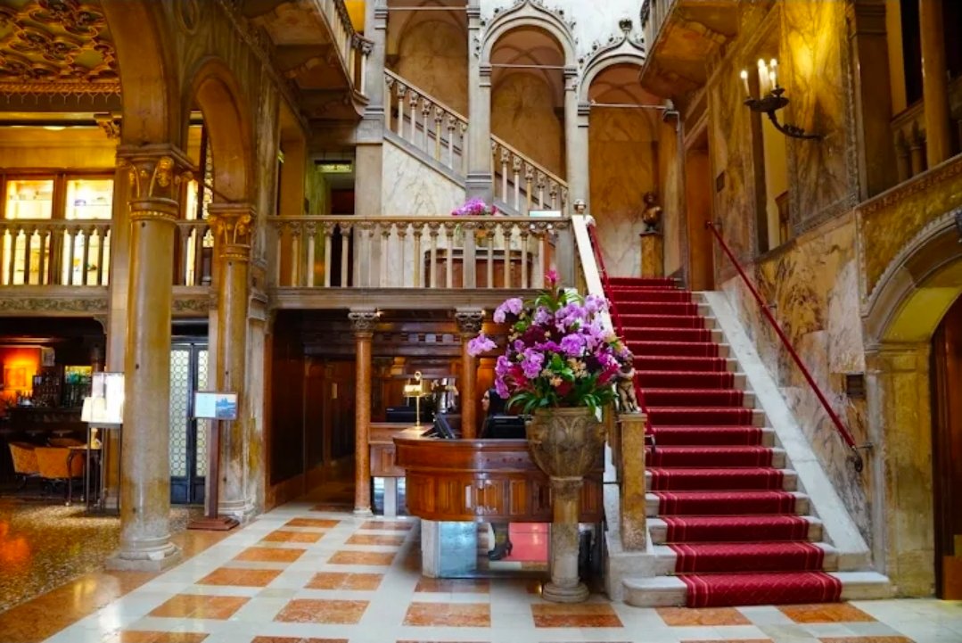 Solve Main Lobby Hotel Danieli, Verona jigsaw puzzle online with 70 pieces