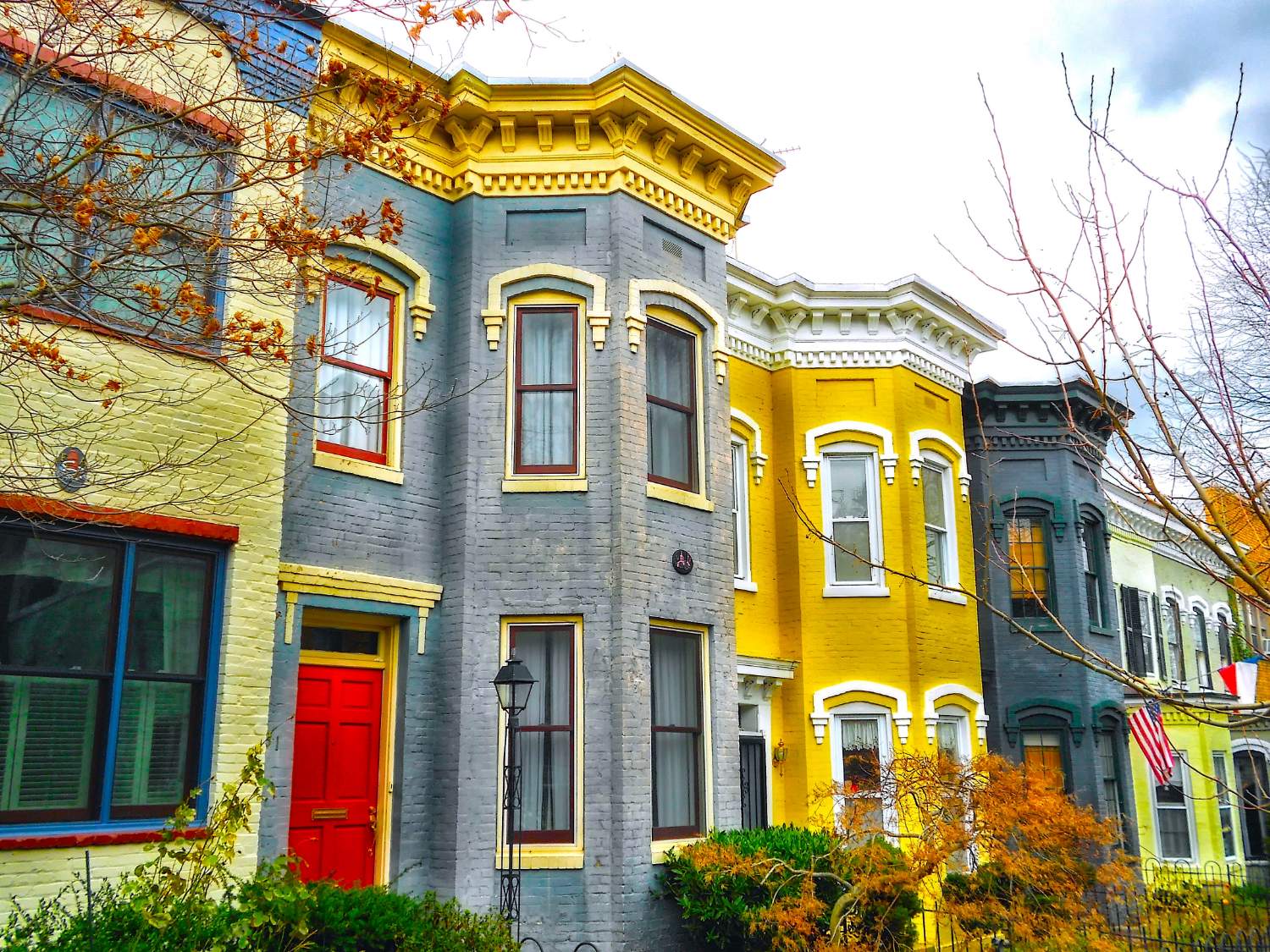 Solve Victorian town homes jigsaw puzzle online with 108 pieces