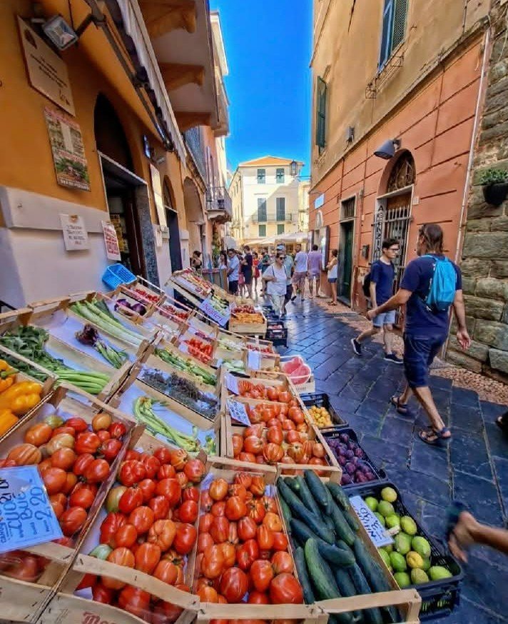 Solve Greengrocer in Noli (SV), Italy jigsaw puzzle online with 80 pieces
