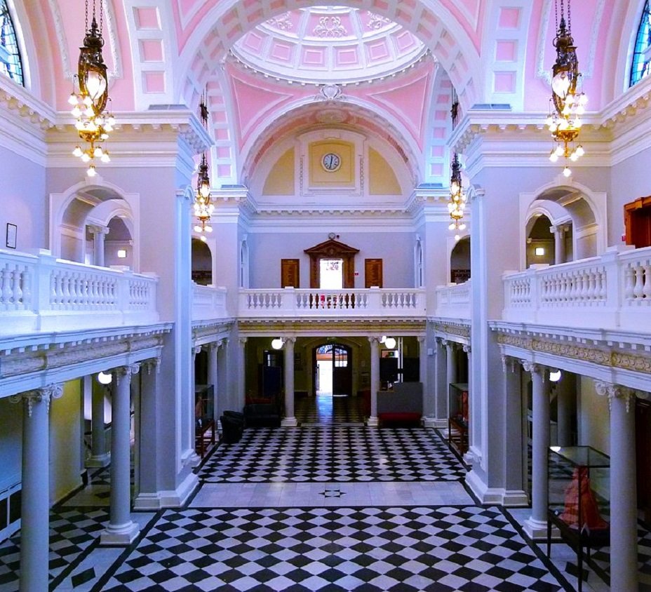 Solve Woolwich Town Hall lobby jigsaw puzzle online with 210 pieces