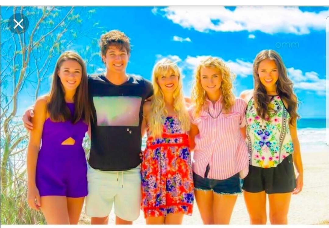 Solve Mako Mermaids jigsaw puzzle online with 216 pieces