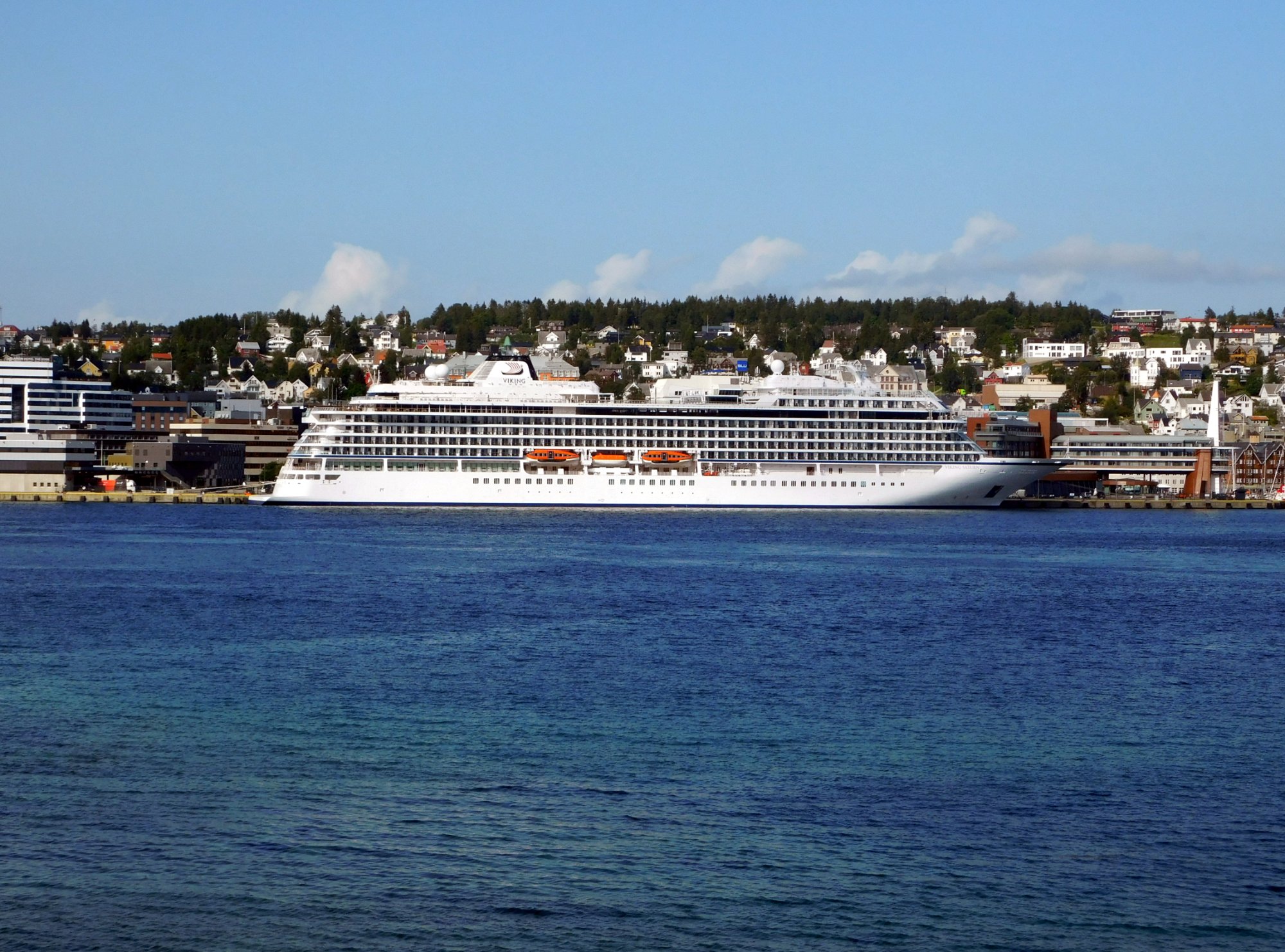 Solve Cruise Ship "Viking Saturn" jigsaw puzzle online with 140 pieces
