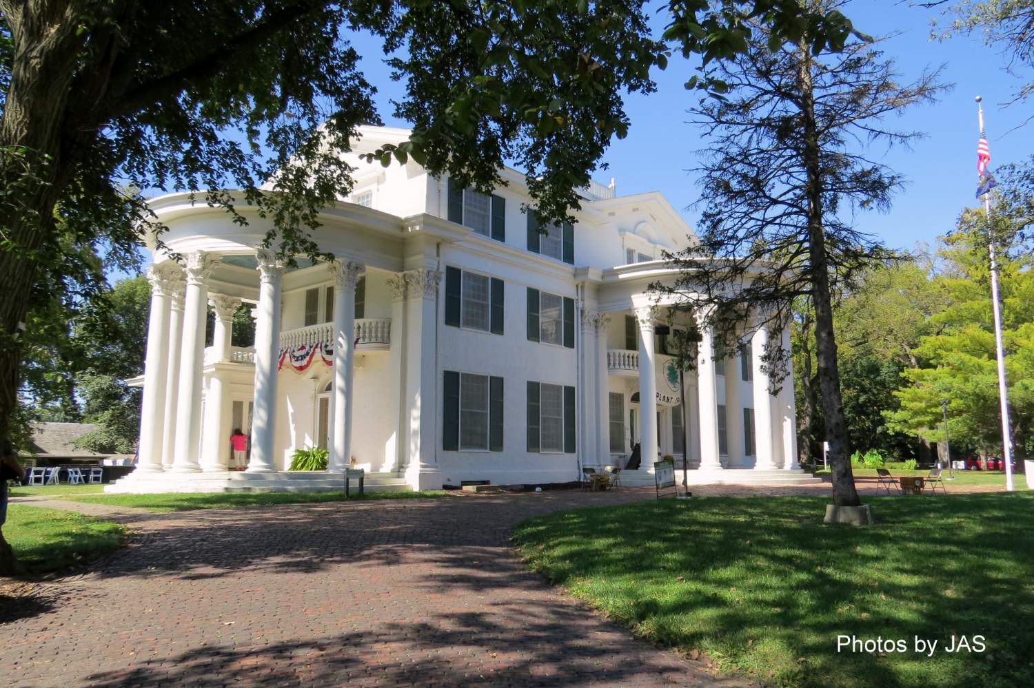 Solve Morton Mansion jigsaw puzzle online with 54 pieces
