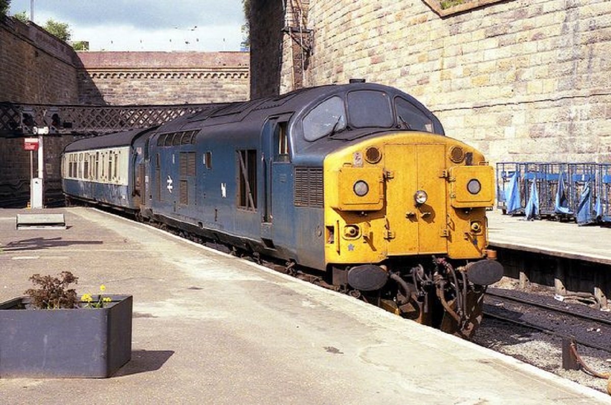 Solve BR Class 37 37014 at Glasgow Queen Street, 1984. jigsaw puzzle ...