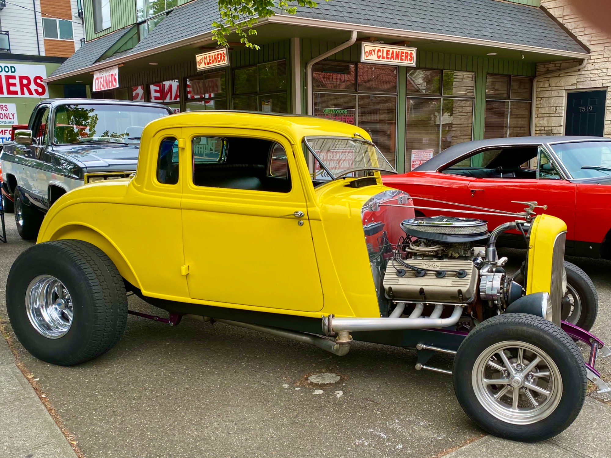 Solve Yellow Hot Rod jigsaw puzzle online with 80 pieces