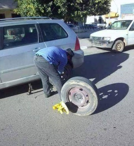 Solve Sudden tire change jigsaw puzzle online with 16 pieces