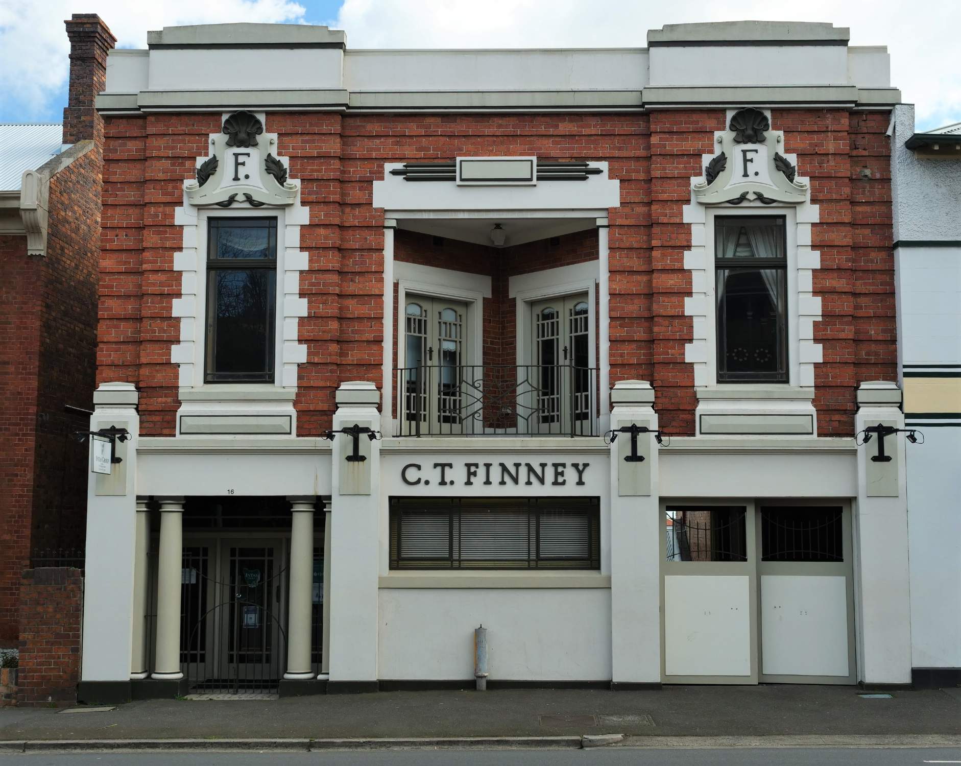 Solve Old Finney Building jigsaw puzzle online with 414 pieces