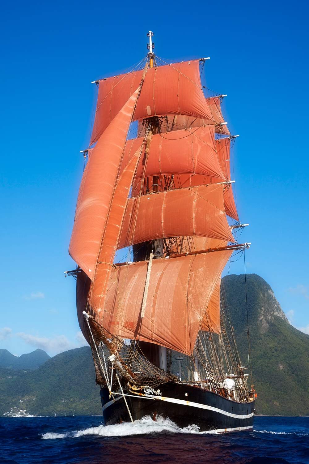 Solve Tall Ship jigsaw puzzle online with 150 pieces