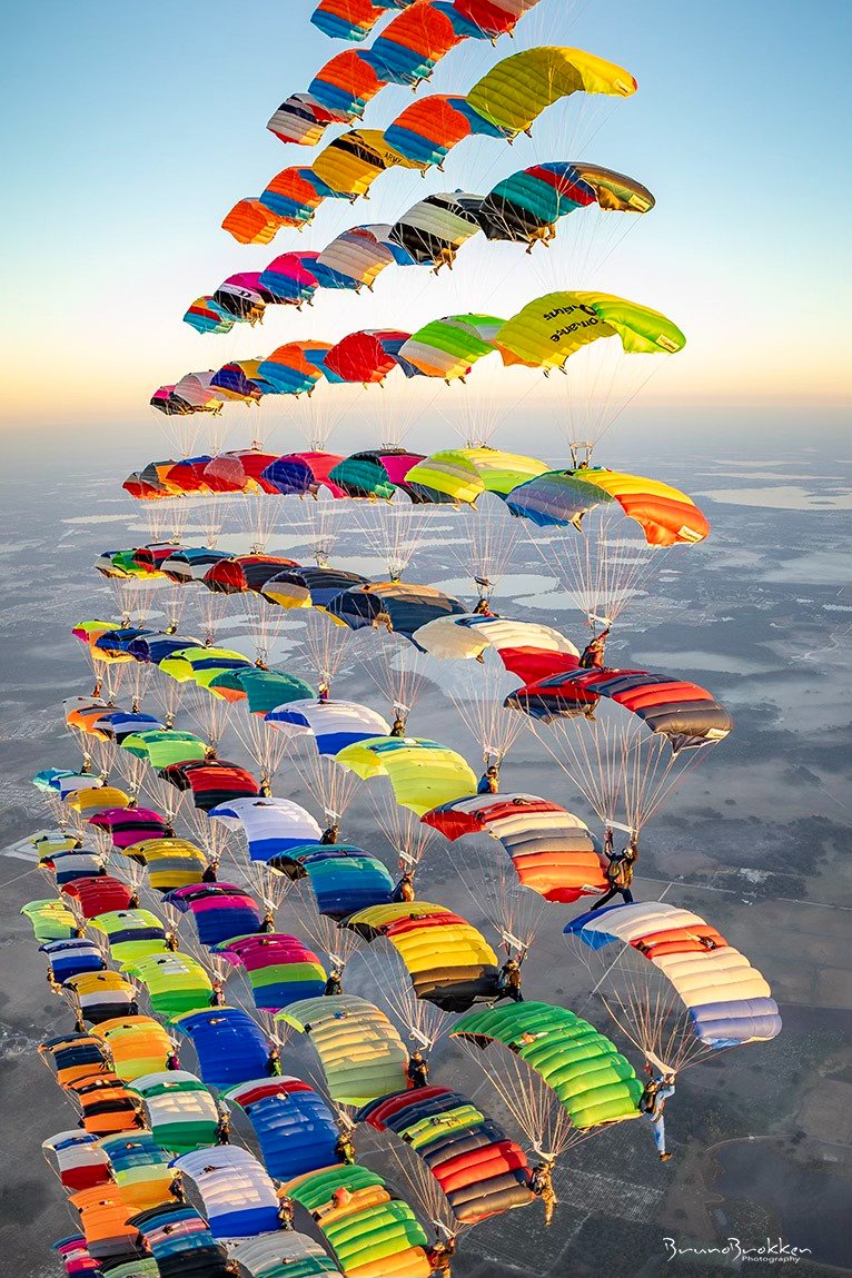 Solve Parachute formation jigsaw puzzle online with 247 pieces