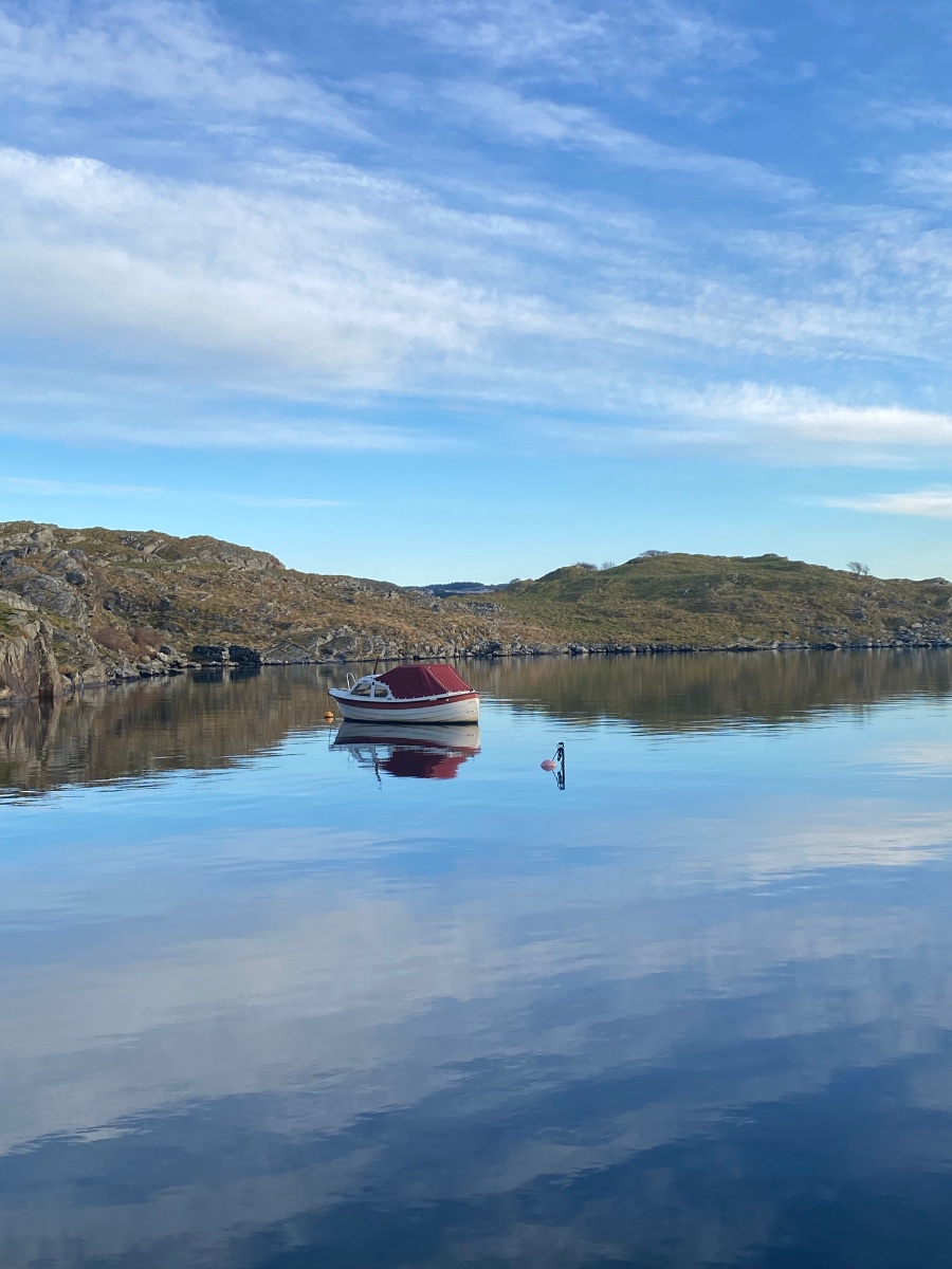 Solve Calm sea jigsaw puzzle online with 30 pieces