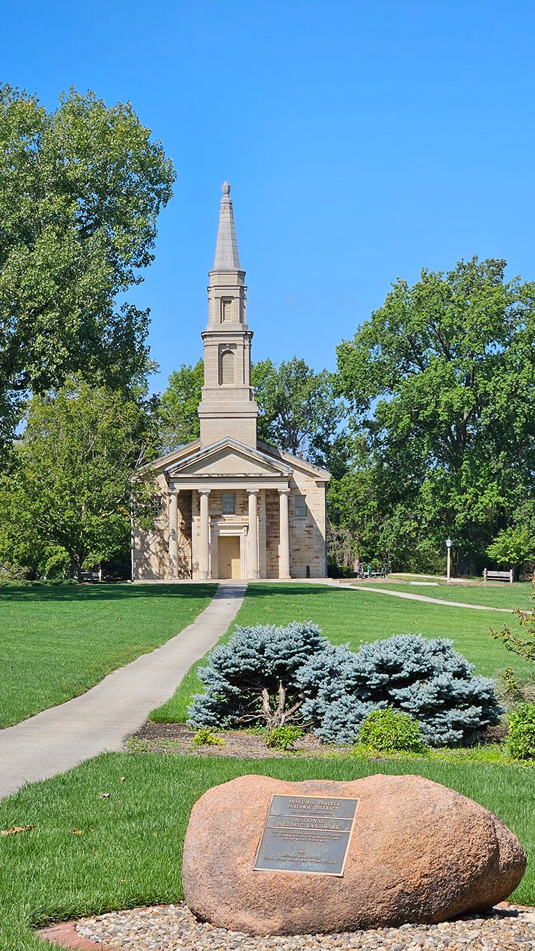 Solve The College Chapel jigsaw puzzle online with 84 pieces