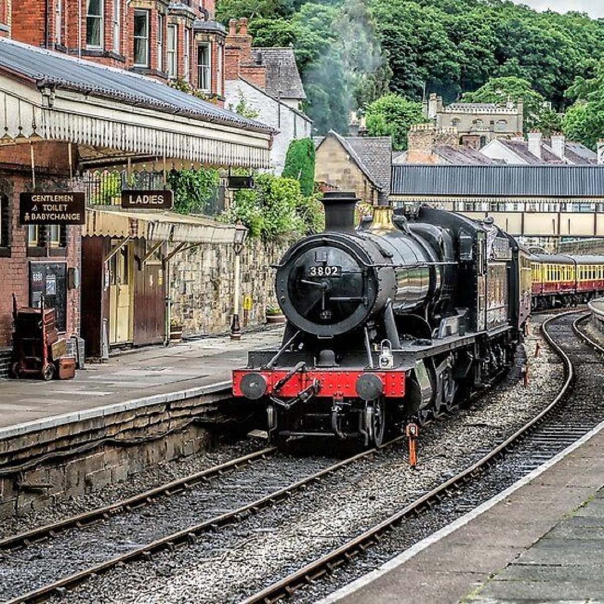 Solve GWR 2884 Class 2-8-0 3802 at Llangollen. jigsaw puzzle online ...