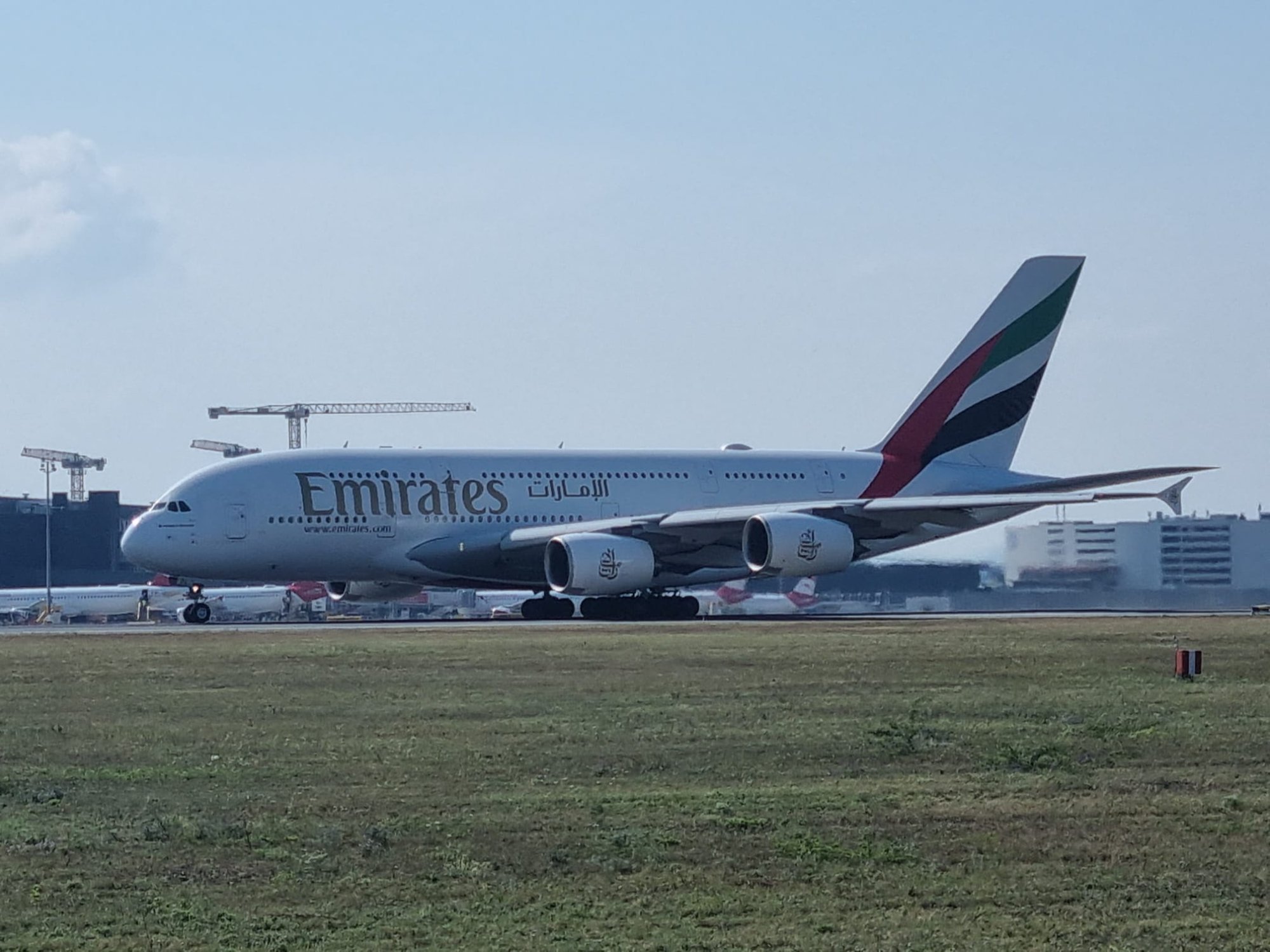 Solve Airbus A380-800 Emirates jigsaw puzzle online with 88 pieces
