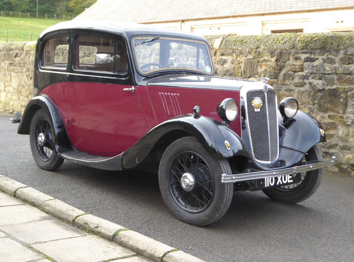 Solve 1935 Morris Eight jigsaw puzzle online with 35 pieces