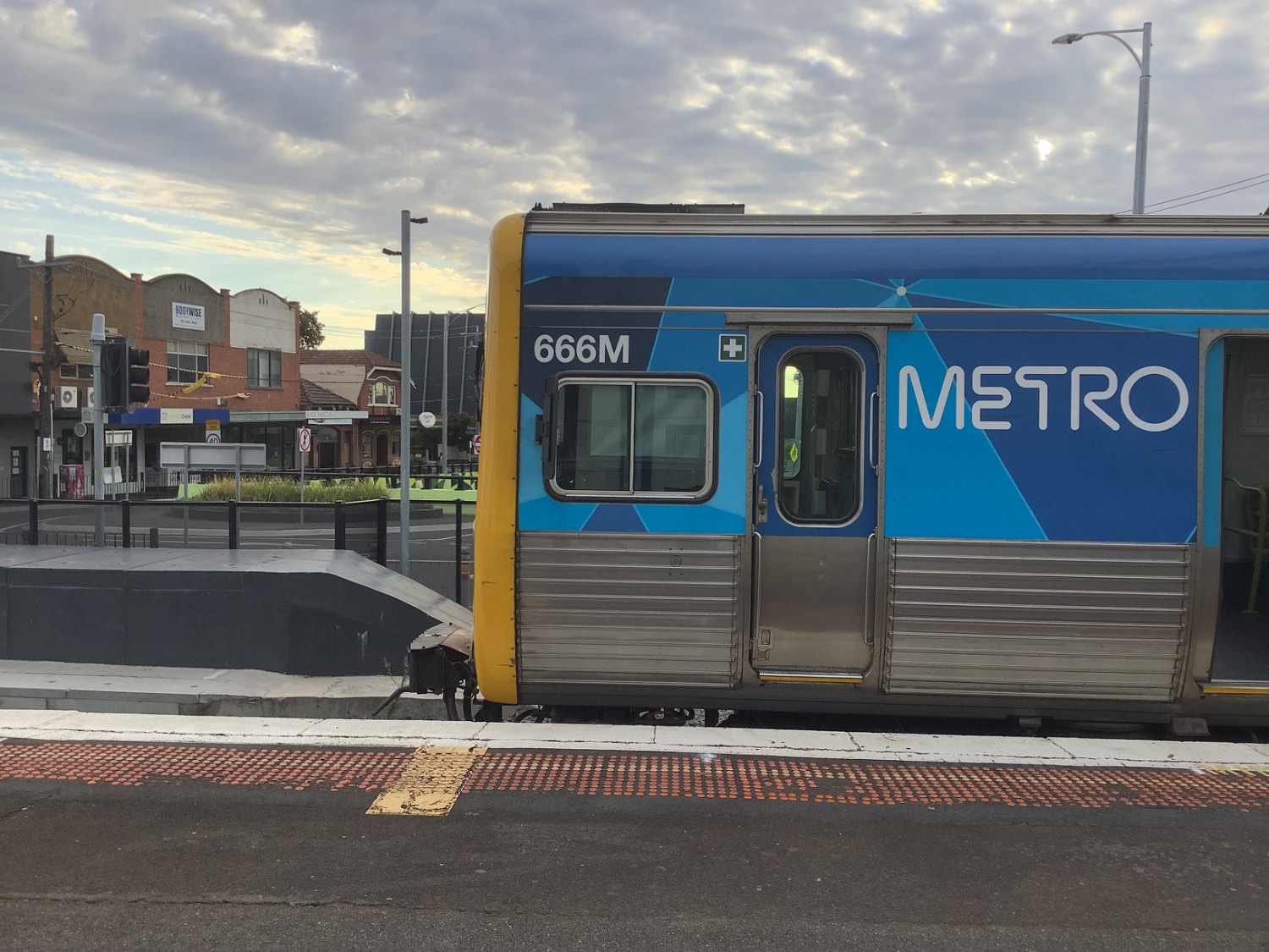 Solve Comeng EMU 666M departing Essendon jigsaw puzzle online with 108 ...