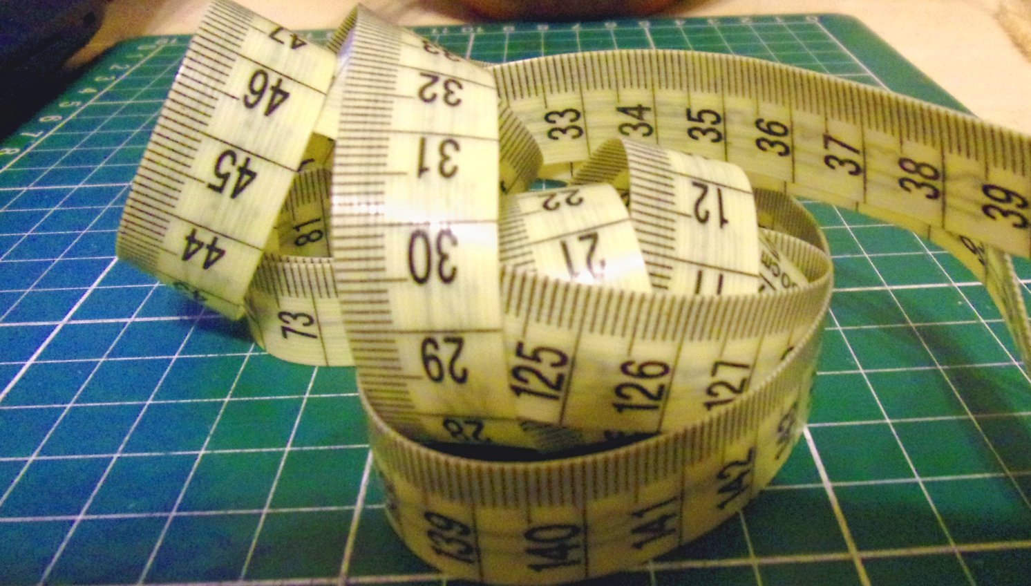 Solve Krejčovský metr - Tailor's tape measure jigsaw puzzle online with ...