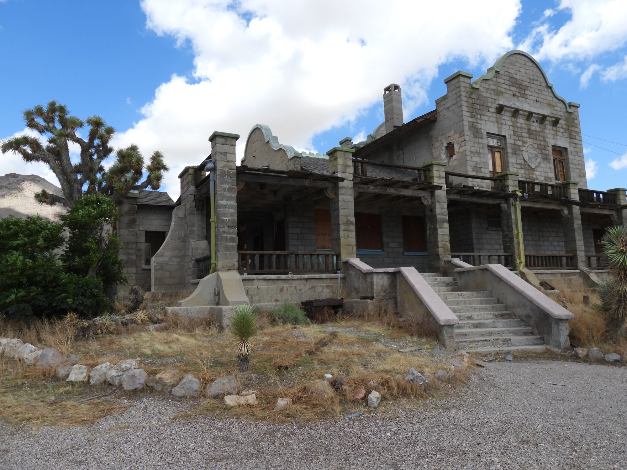 Solve Ghost Town Train Station jigsaw puzzle online with 396 pieces