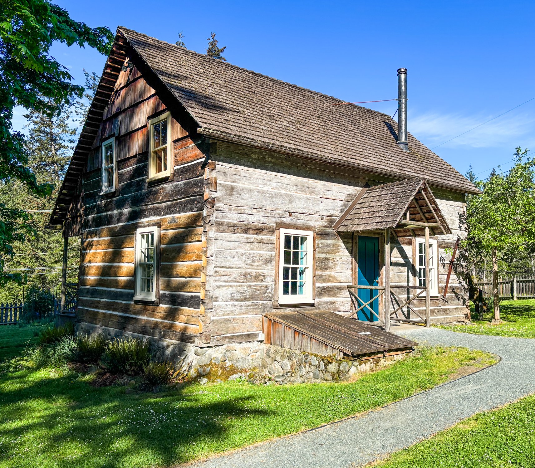 Solve A square log pioneer cabin built in 1883 jigsaw puzzle online ...