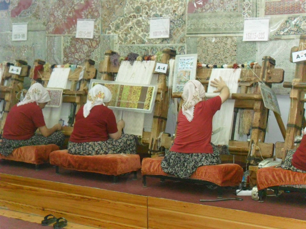 Solve Carpet Weavers, Turkey jigsaw puzzle online with 88 pieces