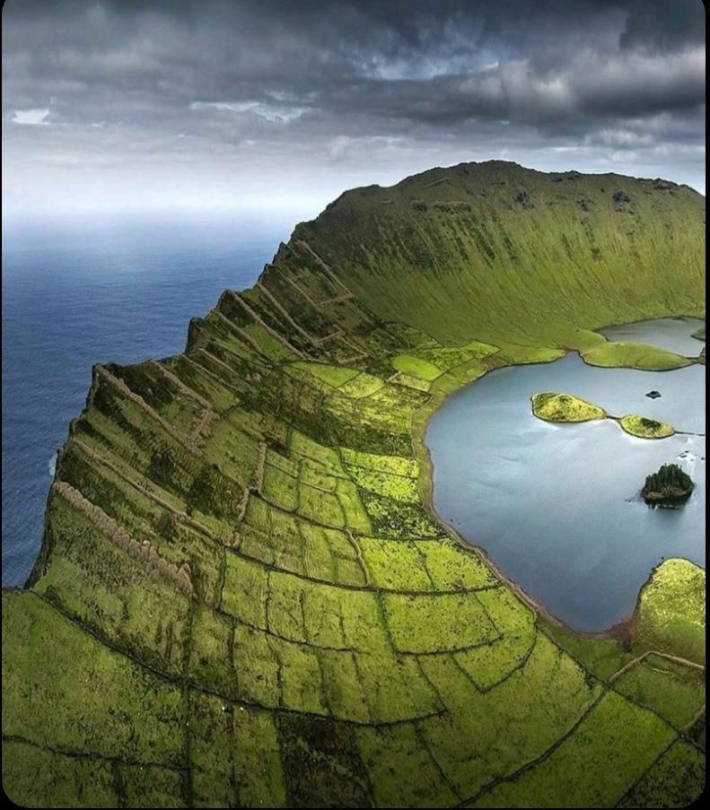 Solve The Azores jigsaw puzzle online with 42 pieces