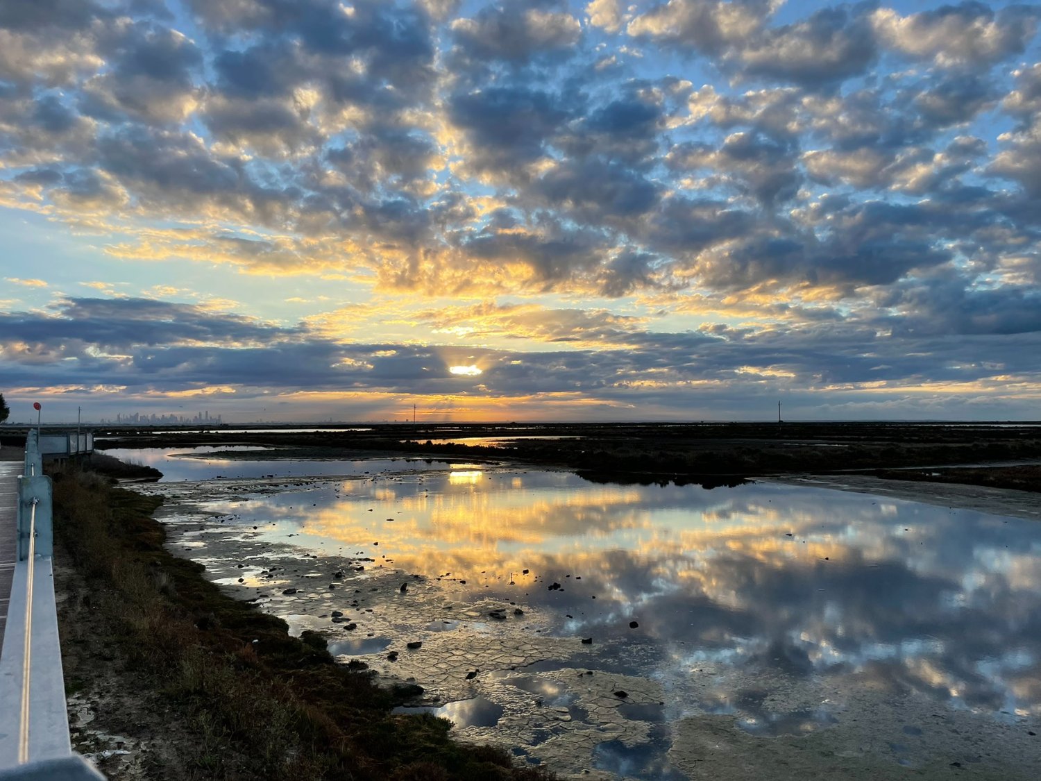 Solve Looking toward Melbourne at sunrise this morning jigsaw puzzle online with 12 pieces