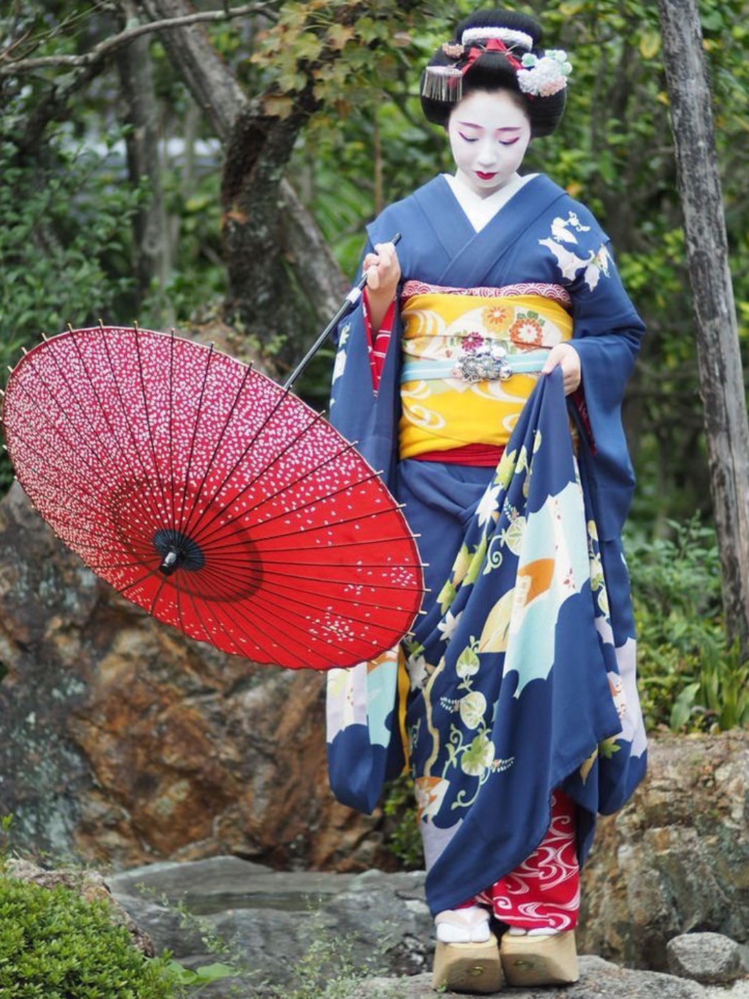 Solve Maiko in navy kimono in nature jigsaw puzzle online with 204 pieces