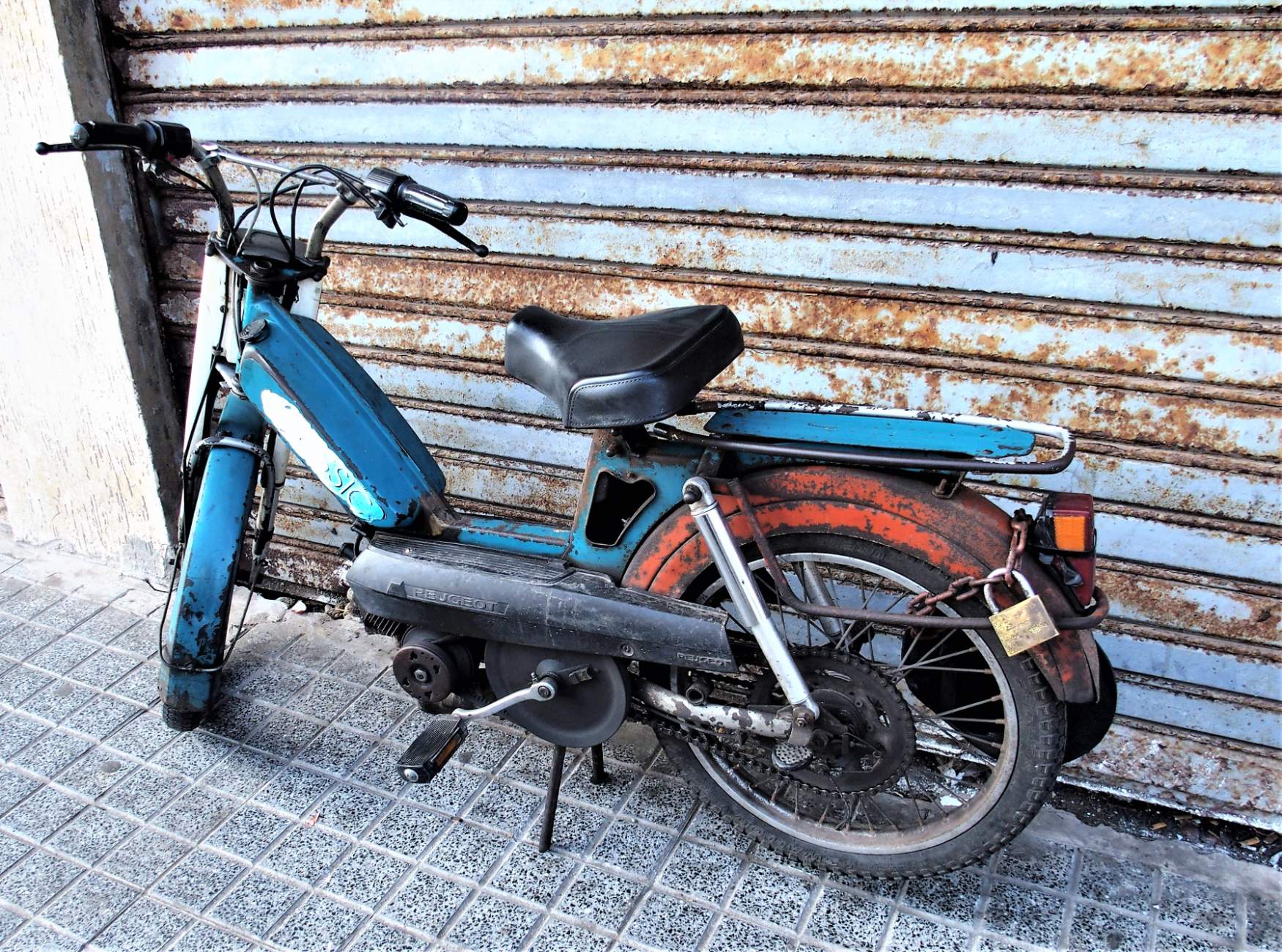 Solve Old moped in Morocco jigsaw puzzle online with 154 pieces