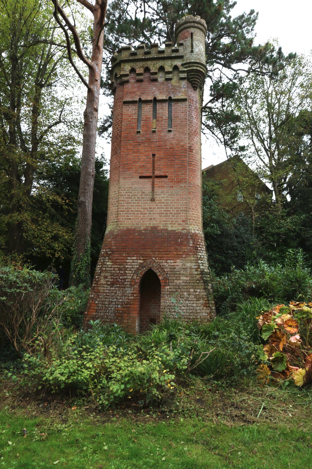 Solve Bournemouth Tower upper gardens jigsaw puzzle online with 294 pieces