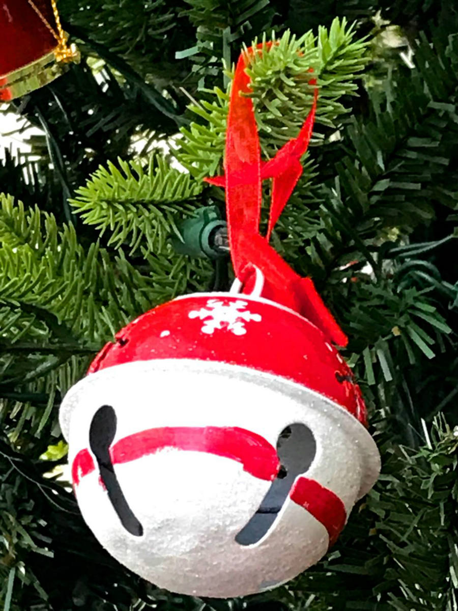 Solve Seasonal bell ball! jigsaw puzzle online with 252 pieces