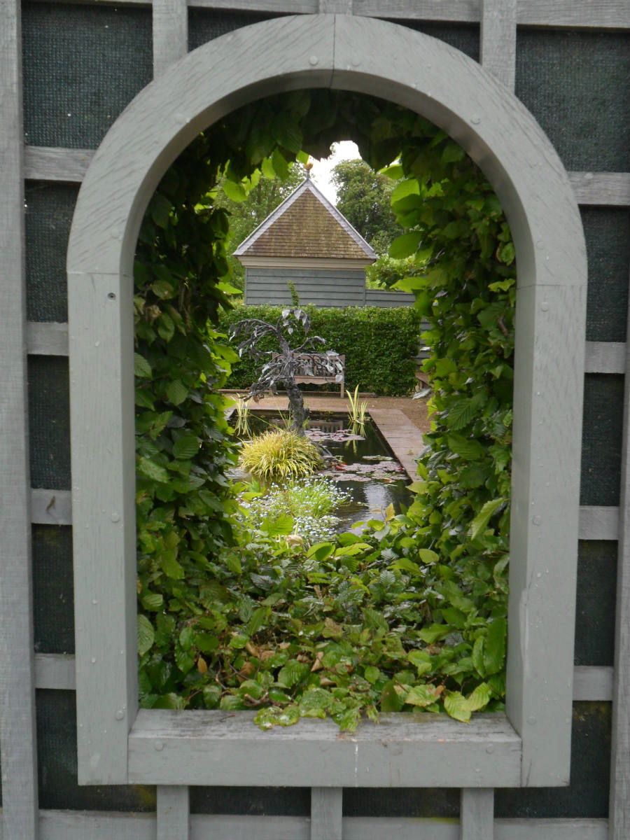 Solve View through the window jigsaw puzzle online with 108 pieces