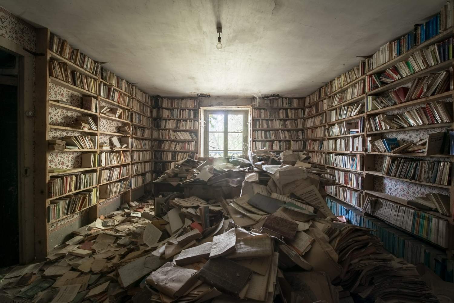 Solve book mess jigsaw puzzle online with 96 pieces