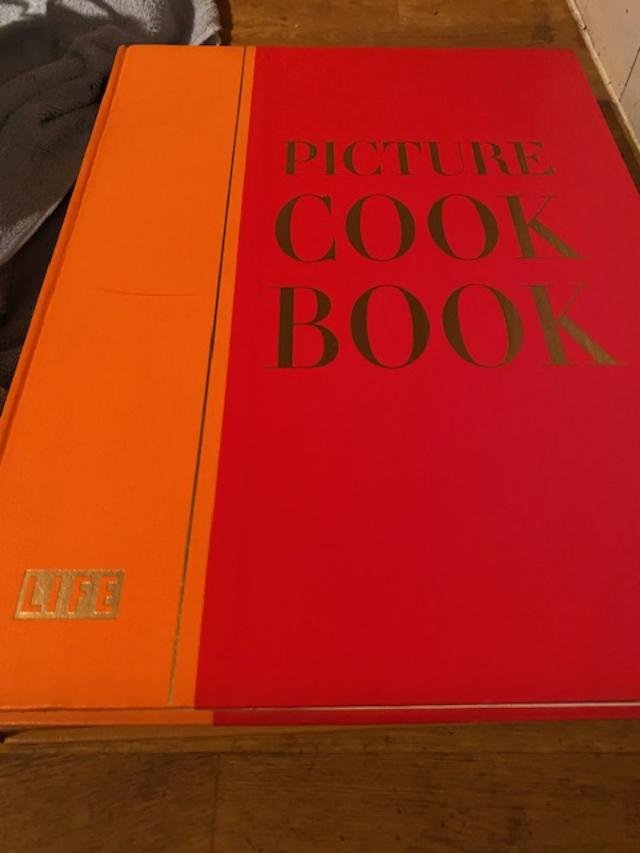 Solve Picture cook book jigsaw puzzle online with 20 pieces