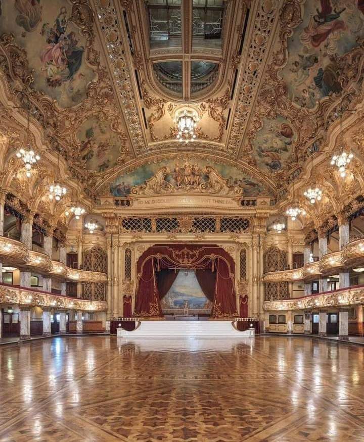 Solve Blackpool Tower Ballroom jigsaw puzzle online with 80 pieces