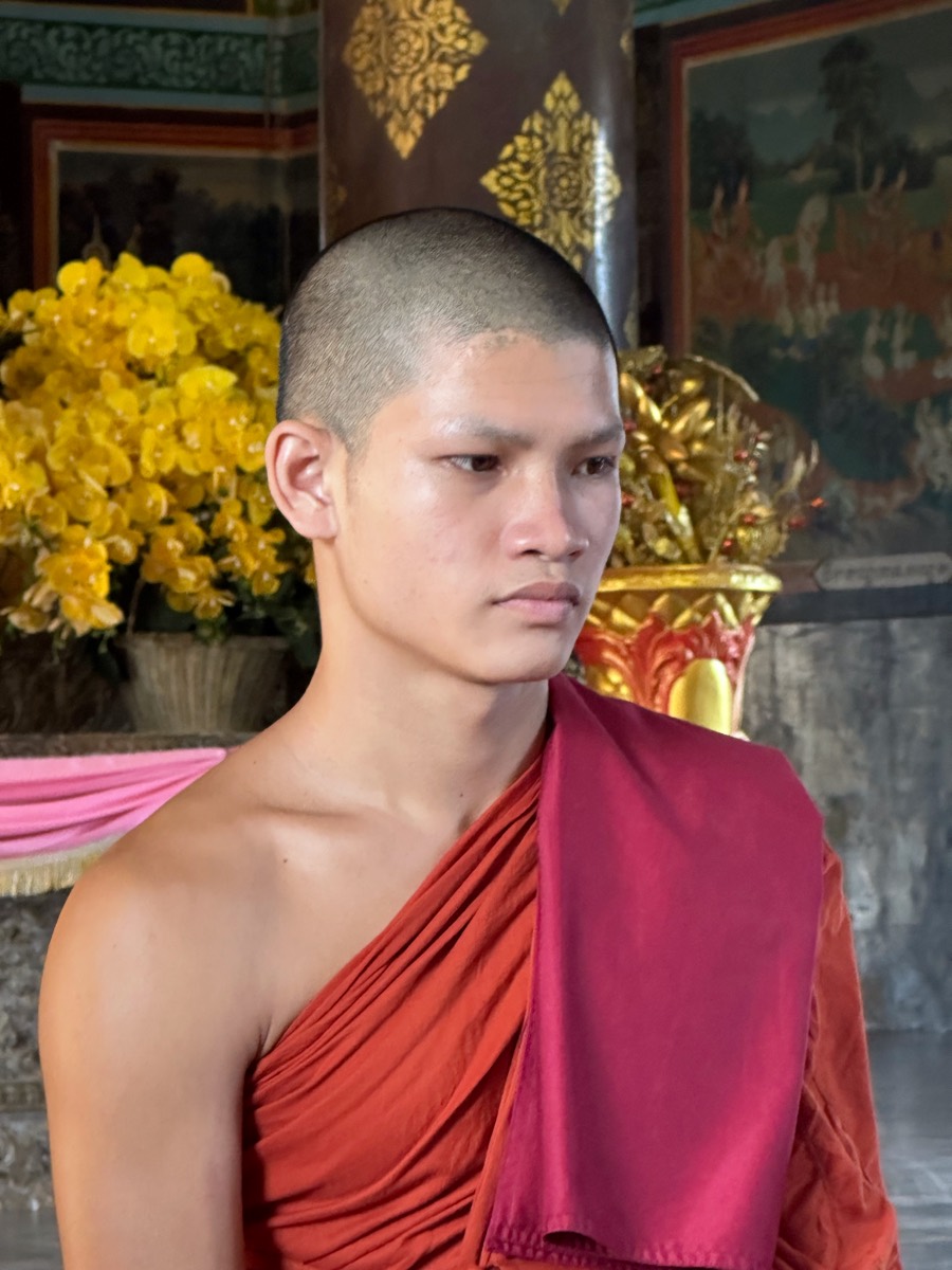 Solve Cambodian monk jigsaw puzzle online with 108 pieces