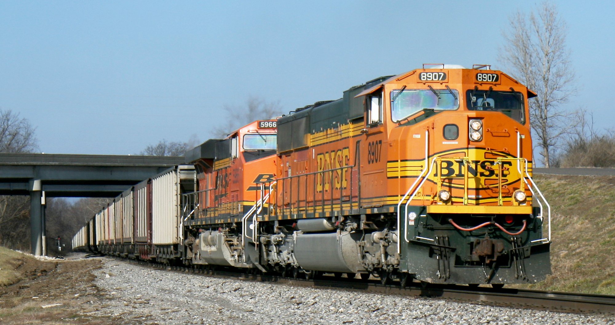 Solve The BNSF 8907 jigsaw puzzle online with 98 pieces
