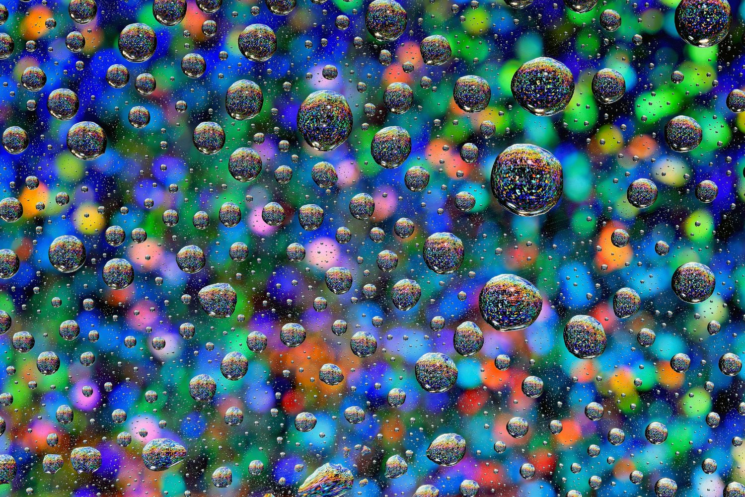 Solve Water droplets jigsaw puzzle online with 35 pieces