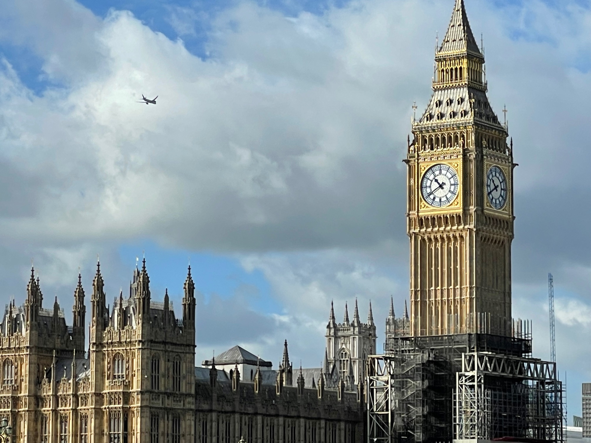 Solve London jigsaw puzzle online with 154 pieces