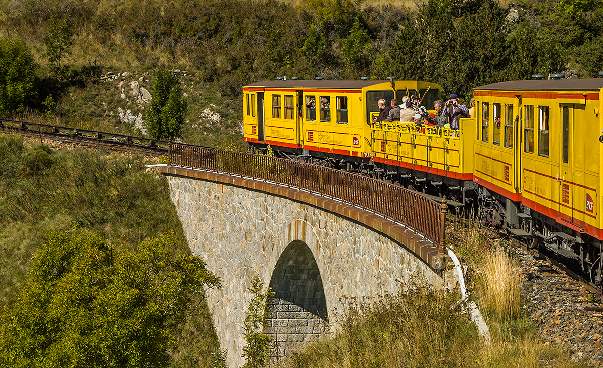 Solve Little Yellow Train (Small) jigsaw puzzle online with 40 pieces