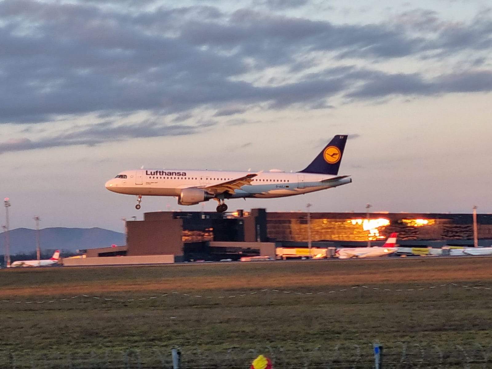 Solve Airbus A320 Lufthansa jigsaw puzzle online with 154 pieces