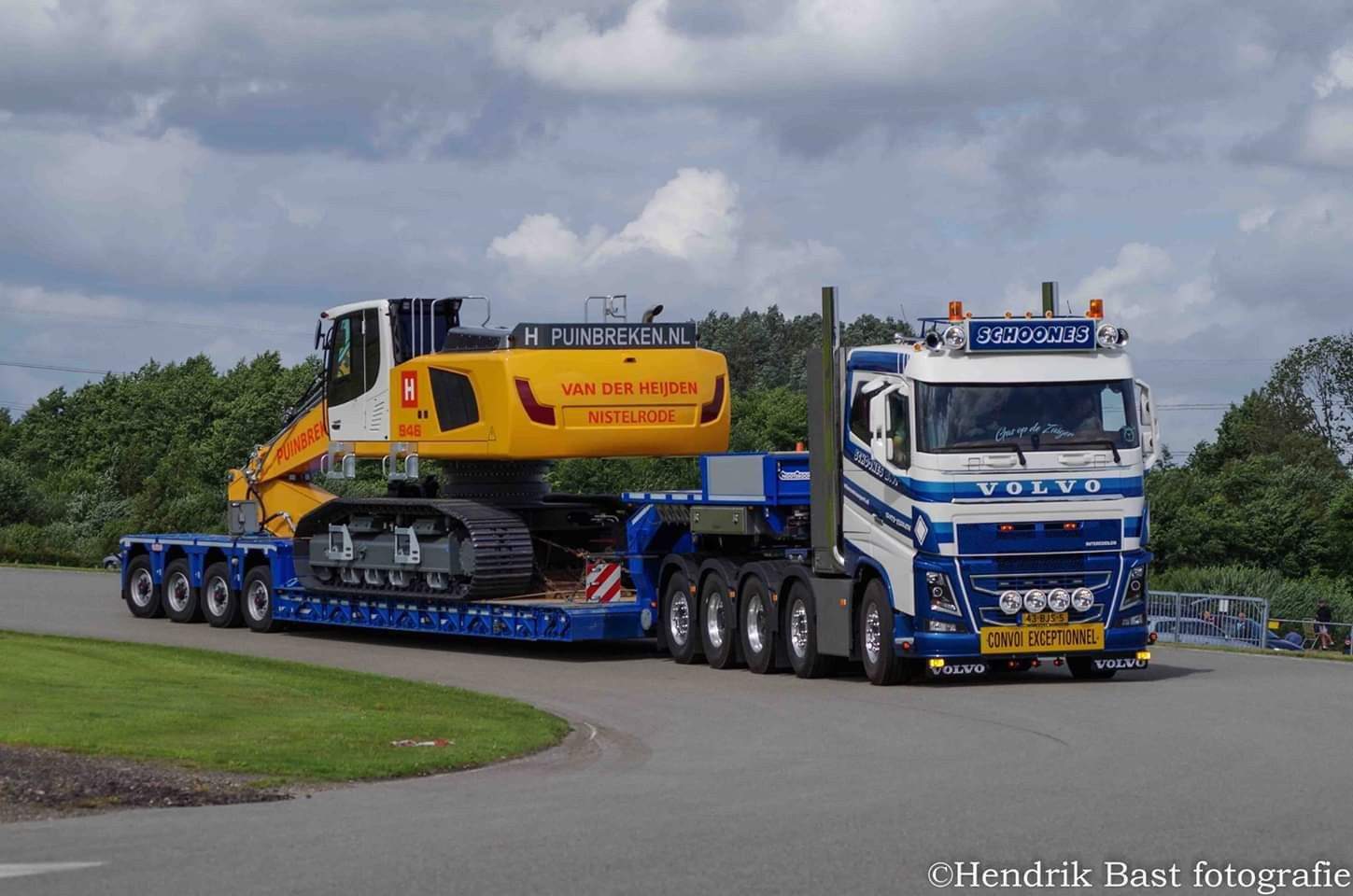 Solve 5 Axel Volvo with quad trailer_01 jigsaw puzzle online with 408 ...