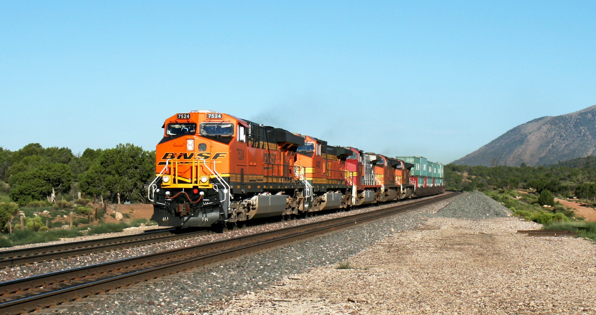 Solve The BNSF 7524 Leads 5 Locomotives Elephant Style at 70 MPH in Arizona 2007 jigsaw puzzle ...