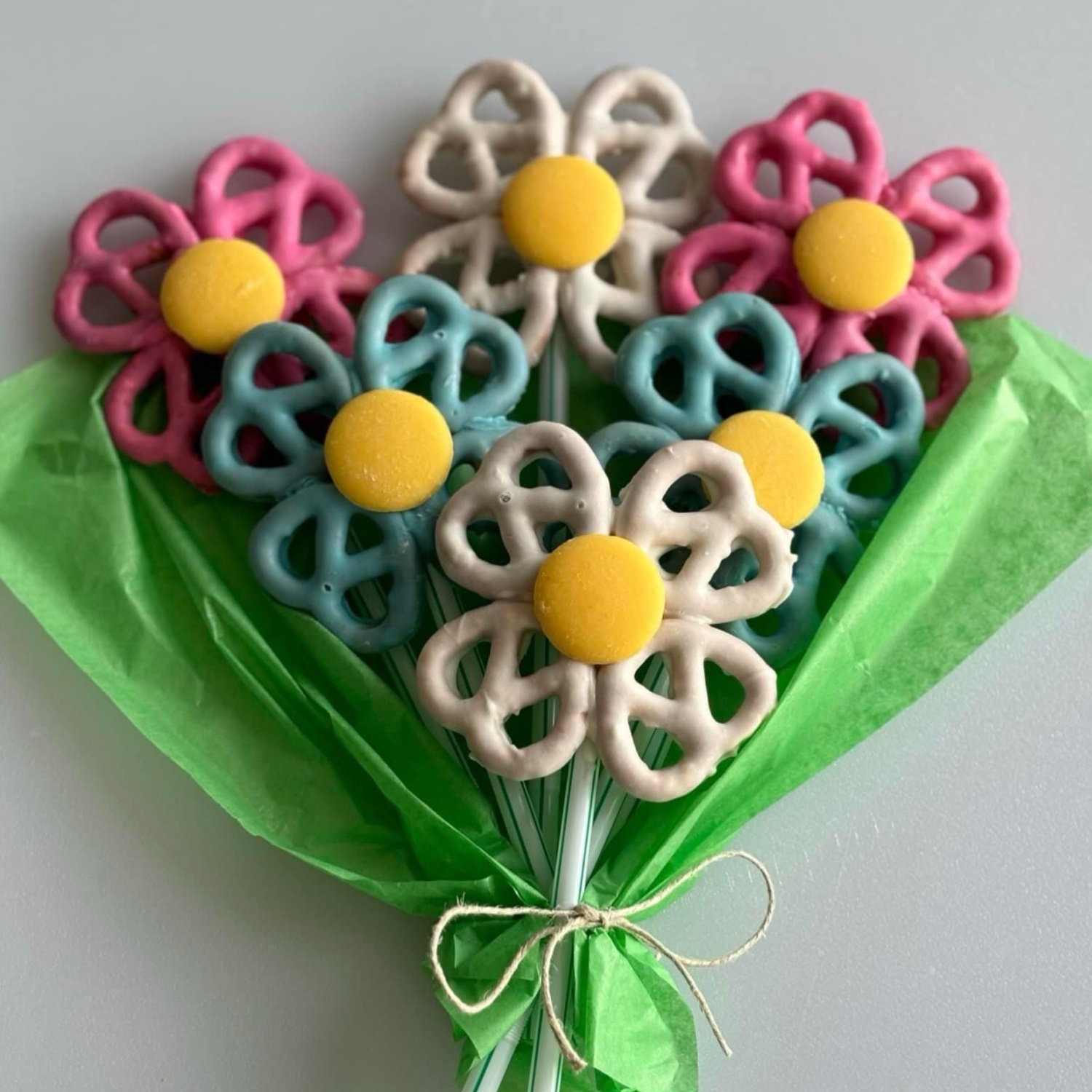 Solve Bouquet Of Pretzel Flowers jigsaw puzzle online with 225 pieces