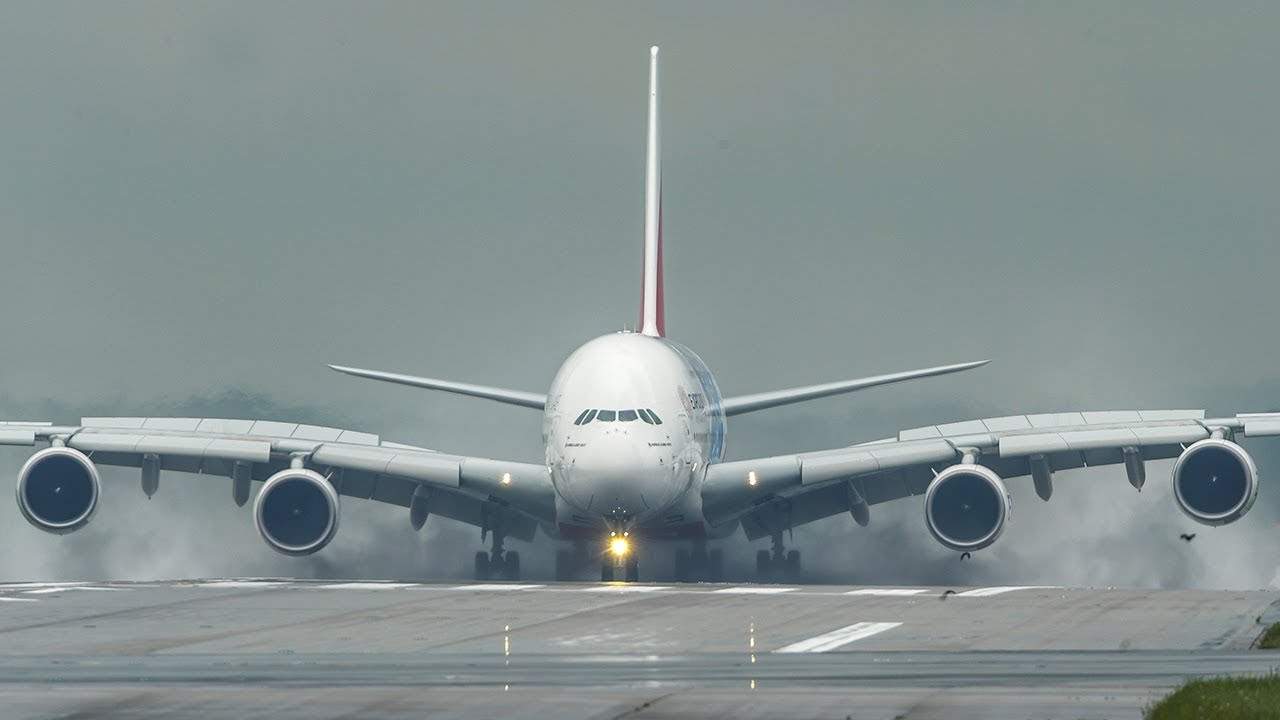 Solve AIRBUS A380 LANDING jigsaw puzzle online with 45 pieces